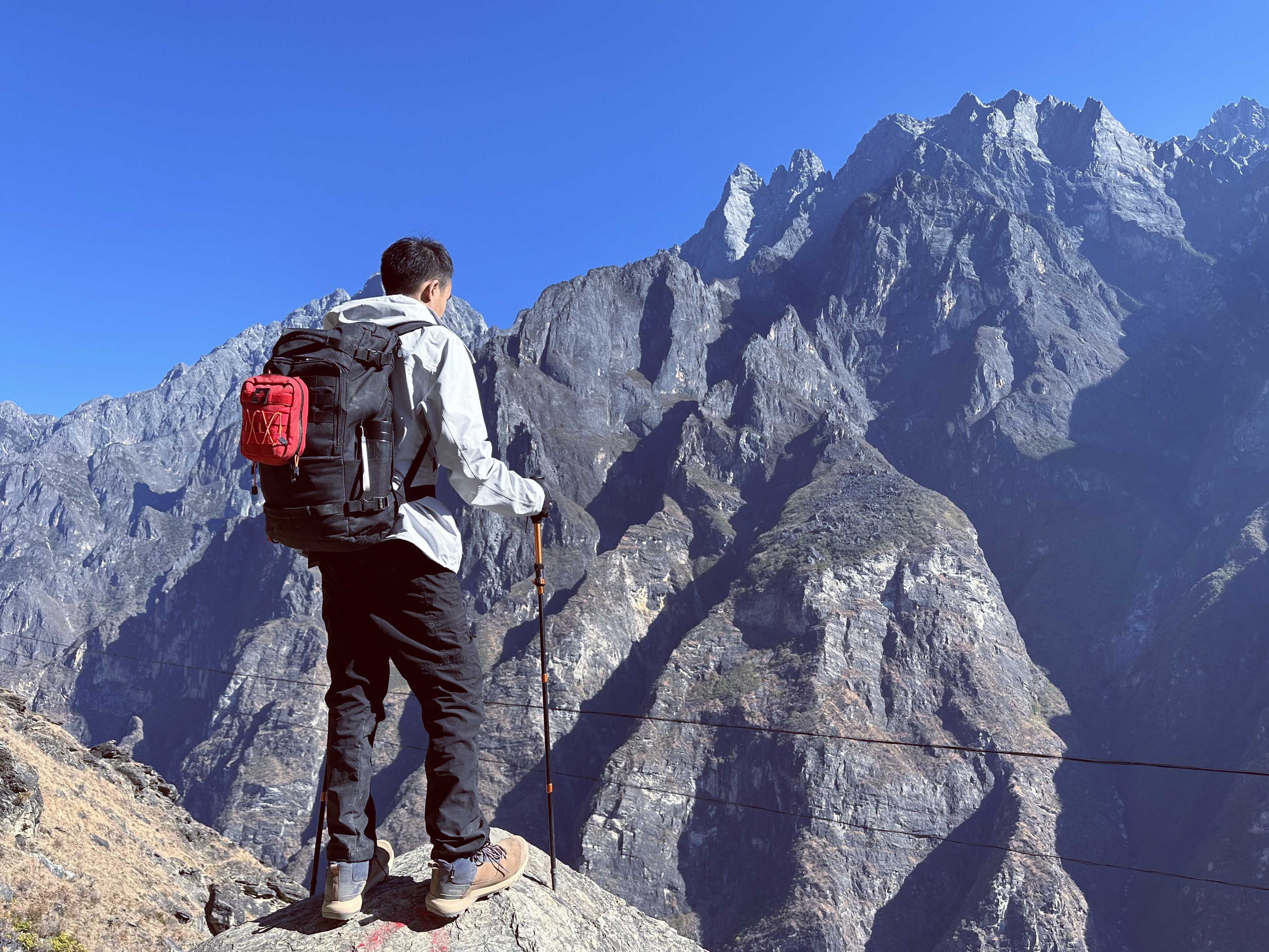 Two Poles, Big Benefits: The Power of Trekking Poles – ELEMENTS PLAYERS